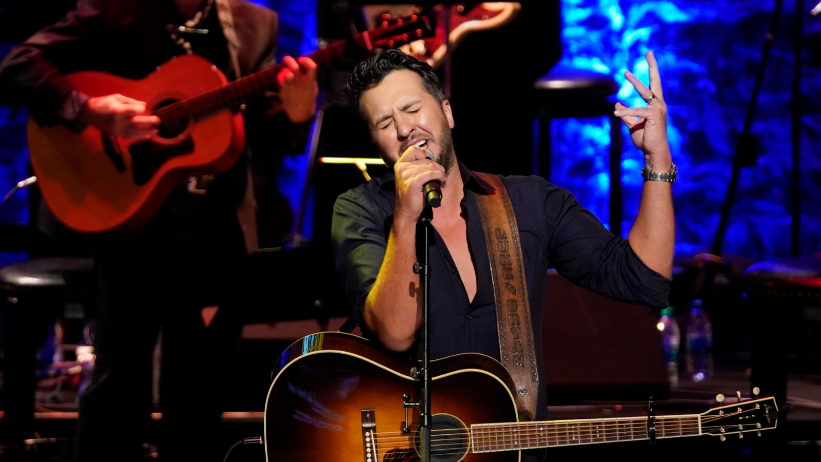 Luke Bryan Sings On Stage with a Big (little) Fan! - KQ98