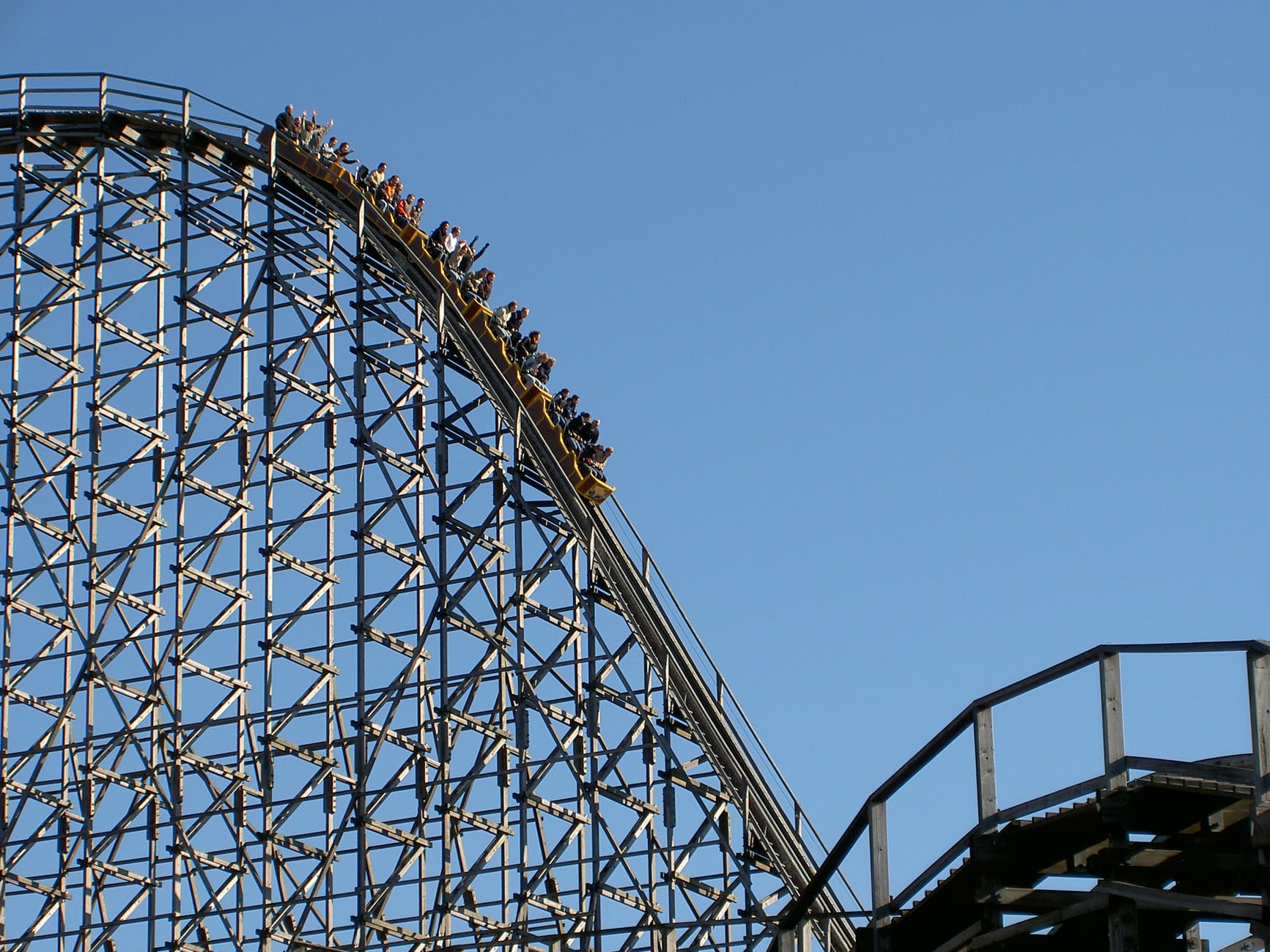YOUTUBER BANNED FROM SIX FLAGS AFTER EATING NUGGETS ON A ROLLER COASTER ...