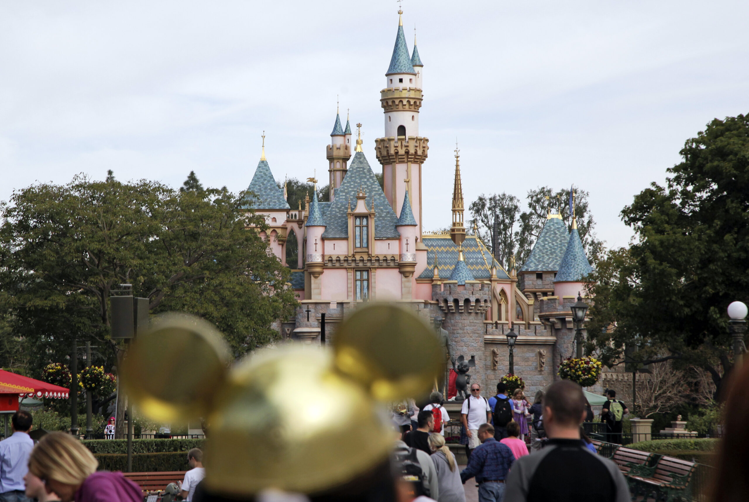 STREAKER BARES ALL ON DISNEY'S IT'S A SMALL WORLD - KQ98