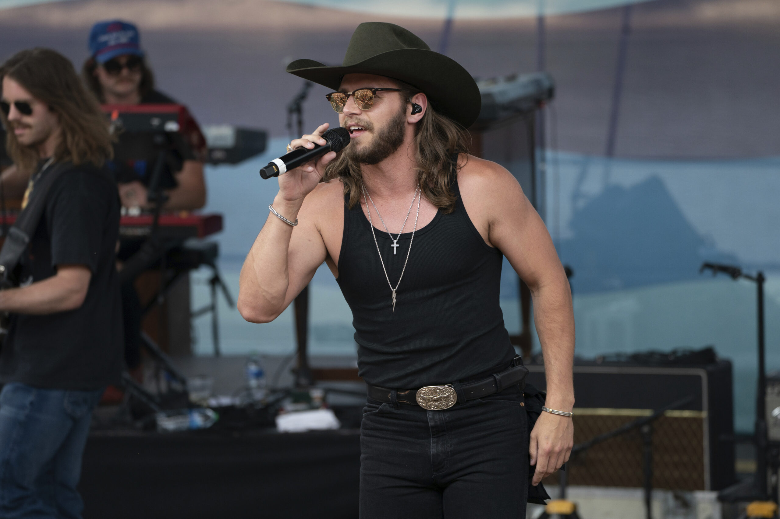 COUNTRY STAR OF THE MONTH: WARREN ZEIDERS - KQ98