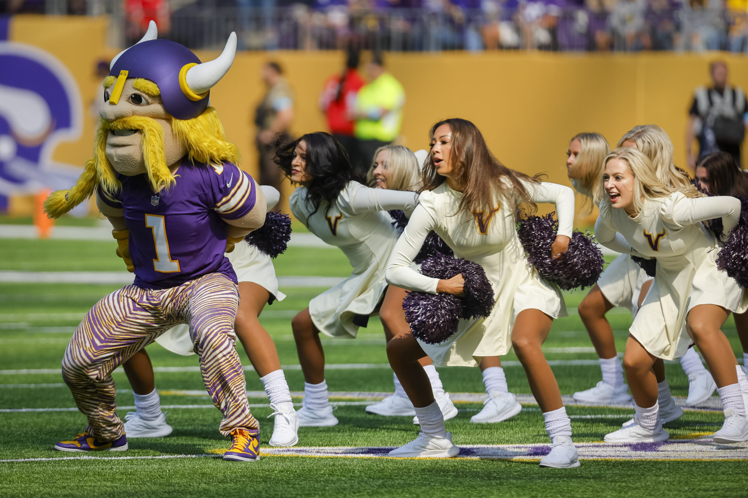 ANNUAL VIKINGS MASCOT GAME PUT ON A FUN HALFTIME SHOW AGAIN - KQ98