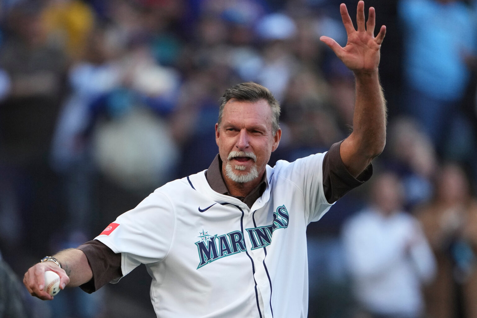 ILLINOIS PIG NAMED "WORLD'S FASTEST SKATEBOARDING PIG" - KQ98